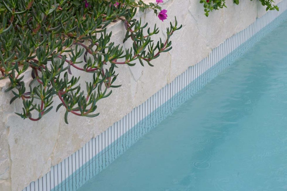 Frost White Kit Kat 22mm Ceramic Mosaic Pool Tiles CMC650